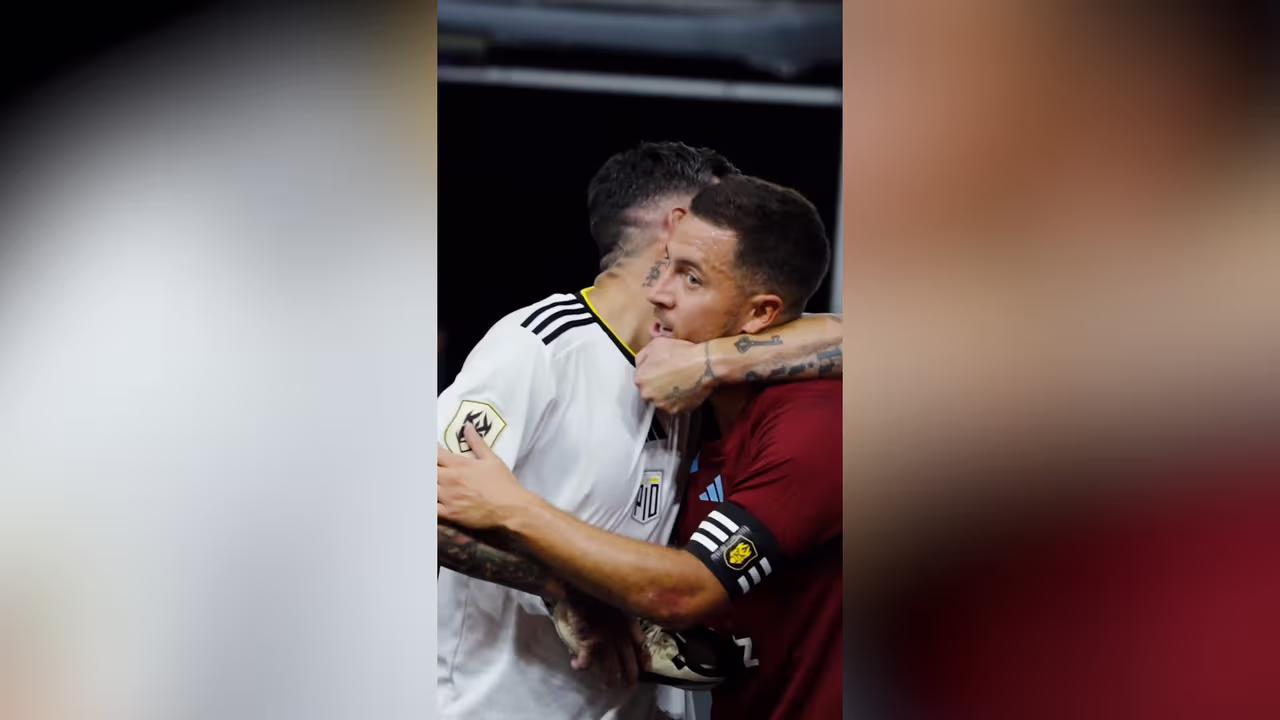 Maluma luce la playera de Rayados en su paso por Monterrey | TUDN Kings ...