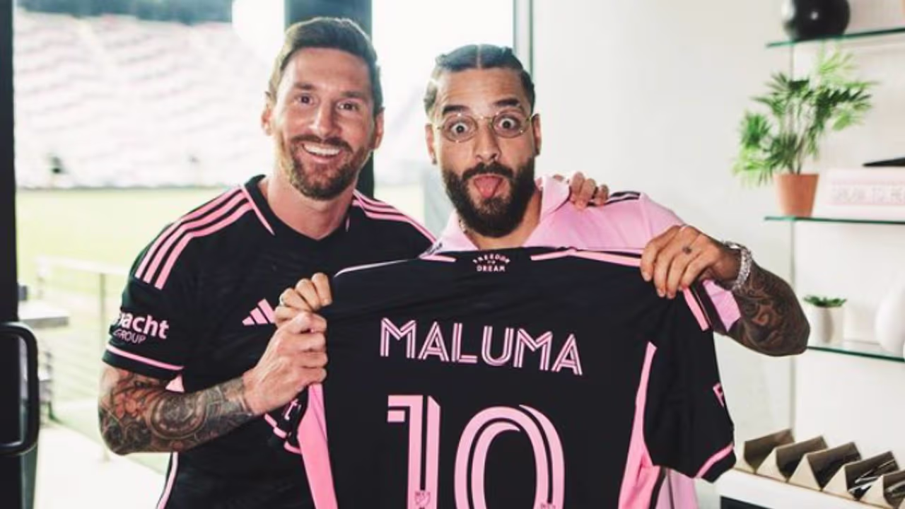 Lionel Messi conoce a Maluma y le regala su playera autografiada con el ...