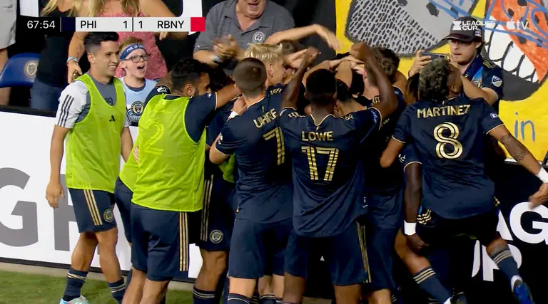 Nathan Harriel hace explotar el estadio con bello cabezazo | TUDN ...