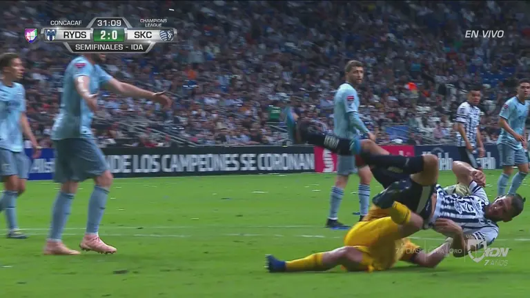 ¡Como luchador! Encontronazo entre al portero Melia y Nico Sánchez ...