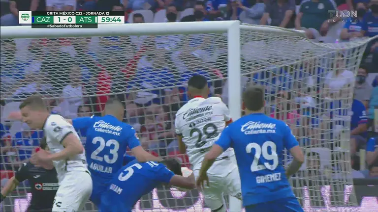 ¿A quién le rezan? Martillazo de Christopher Trejo y el poste salva | TUDN Liga MX | TUDN