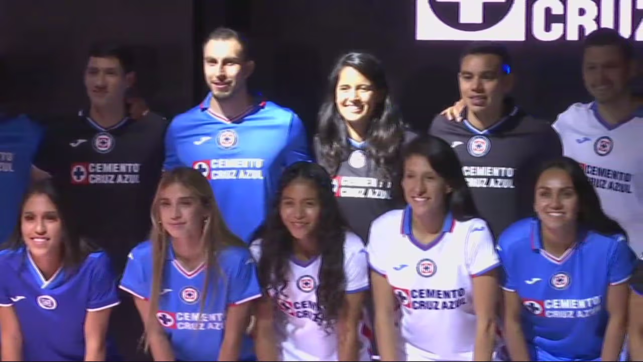 Así fue la presentación de los nuevos uniformes del Cruz Azul | TUDN ...