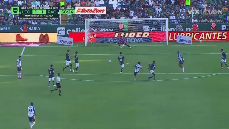 ¡Bombazo de Montiel que pasa rosando el poste de la portería de León ...