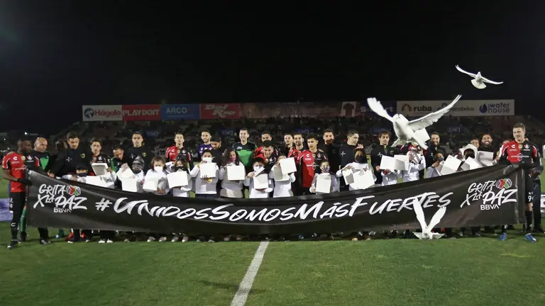 Bravos y Atlas lanzan palomas por la paz en la Liga MX | TUDN Liga MX ...
