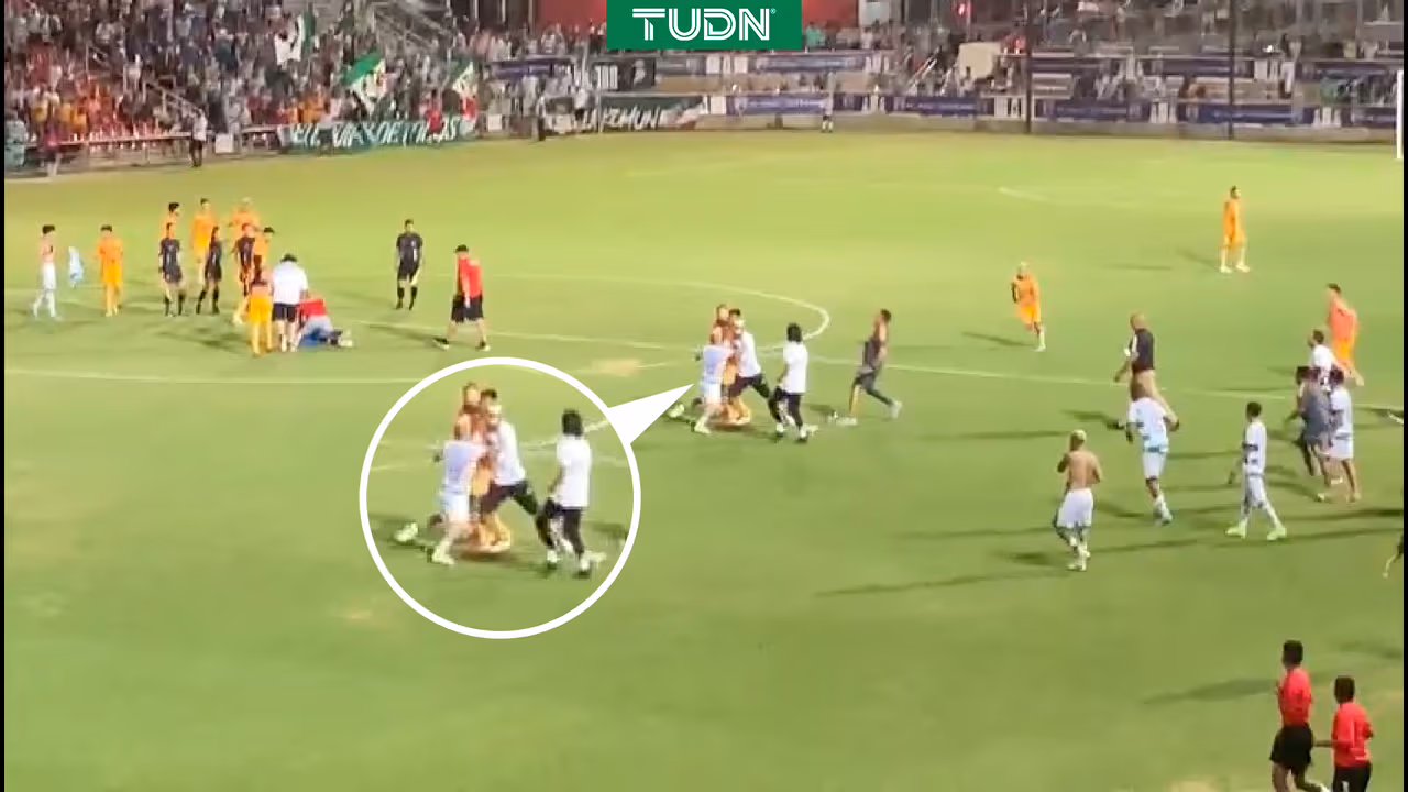 Bryan Lozano terminó a los golpes contra Dueñas | TUDN Liga MX | TUDN