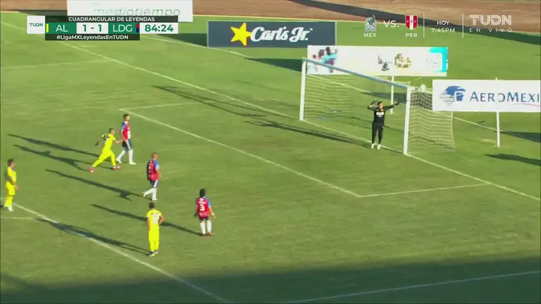 ¡Buscaba el ángulo! Omar Aguayo casi anota el segundo de tiro libre ...