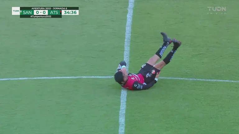 ¡Capitán caído! Aldo Rocha se lesiona y no puede seguir en el campo ...