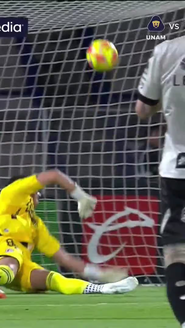 ¡César López salva de forma espectacular y evita el gol! | TUDN Liga MX ...