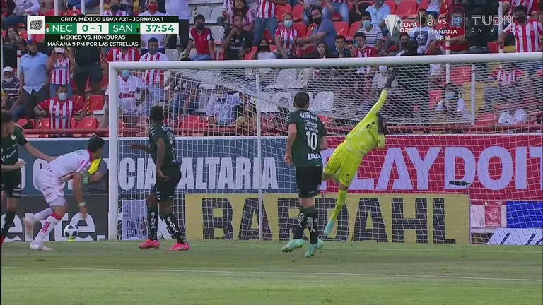 ¡Cómo te extrañaron! El travesaño arruina el remate de Mauro Quiroga ...