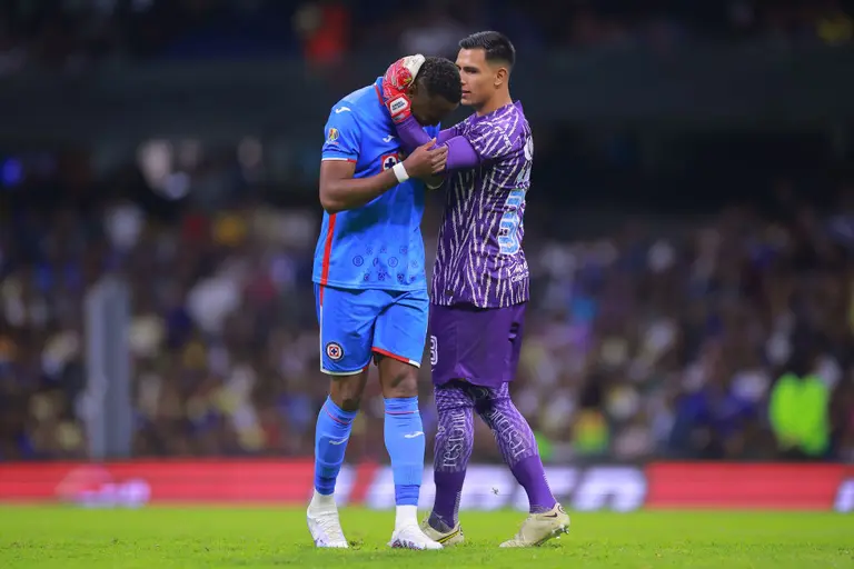 Cruz Azul vs. América: El emotivo abrazo de Malagón a un inconsolable ...