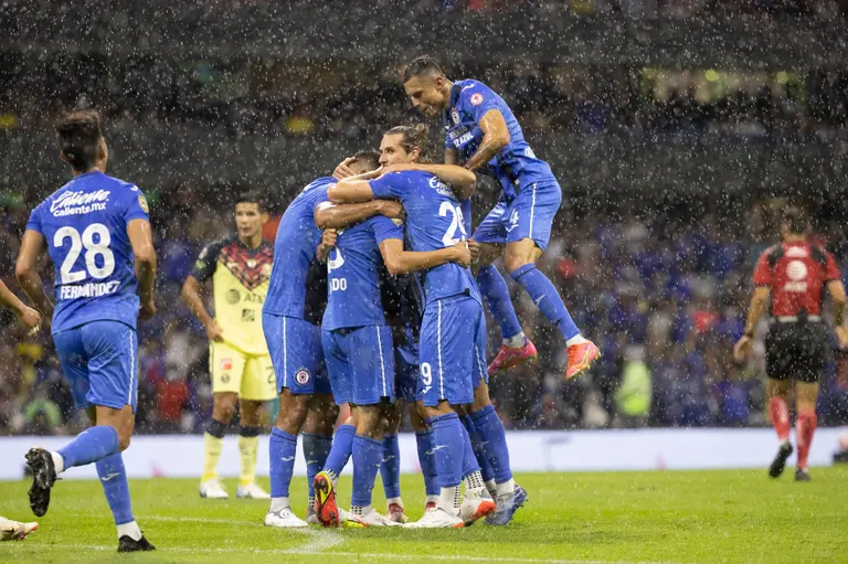 ¡Cruz Azul derrota al América en el alambre con penal de 'Cabecita ...