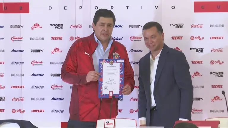 El ‘Flaco’ Tena porta por primera vez el uniforme de las Chivas | TUDN ...