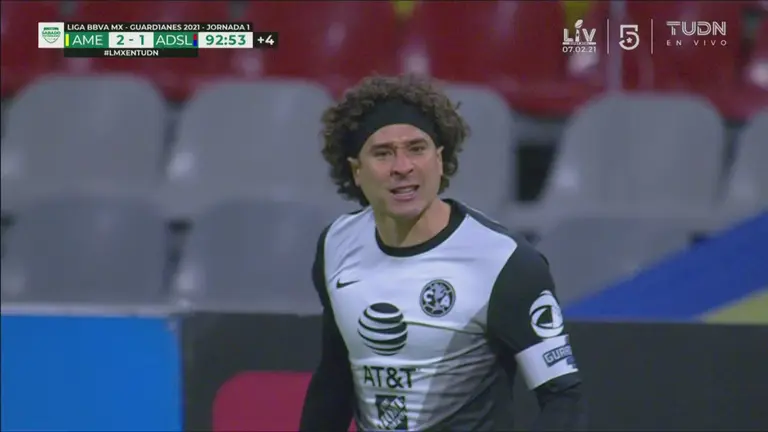 ¡El mejor del América! Memo Ochoa le hace atajadón a Anderson Julio ...