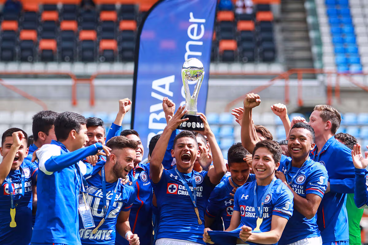 En fotos: Cruz Azul festeja el título de la categoría Sub-15 sobre ...