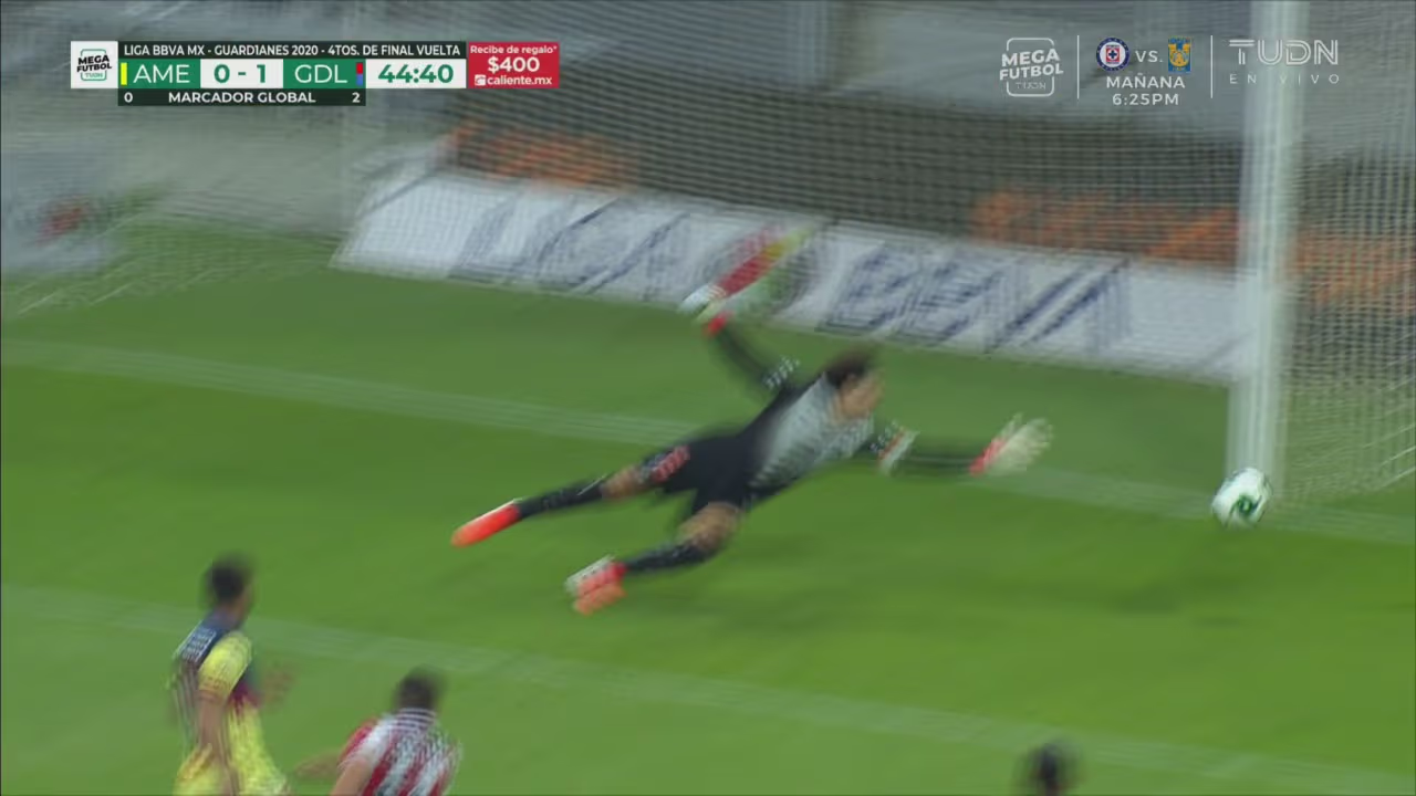 ¡Era el segundo de Chivas! Tiro de Alan Torres pasa rozando el poste ...