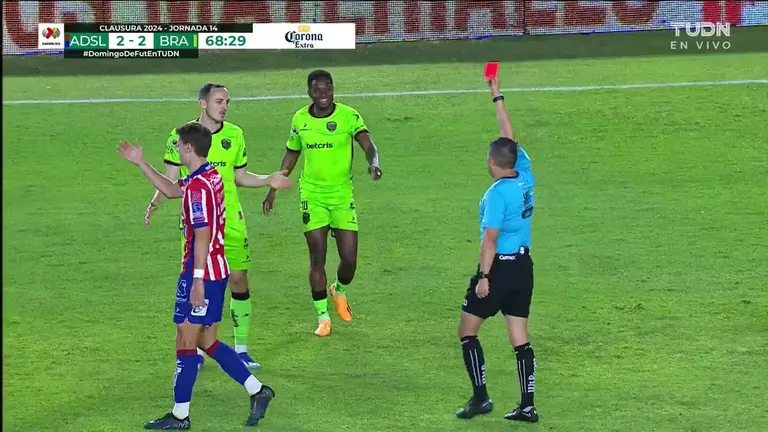 ¡Expulsión! El árbitro saca la roja directa a Andrija Vukcevic. | TUDN ...