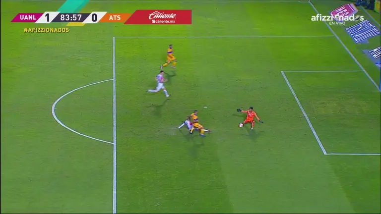 ¡Hay portero! ‘Diente’ López no logra definir ante José Hernández ...