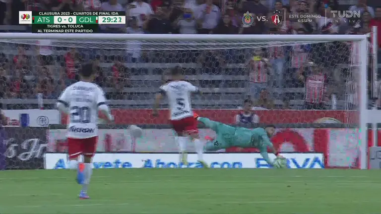 ¿Justicia divina? 'Pocho' Guzmán cobra el penal y Camilo hace un ...