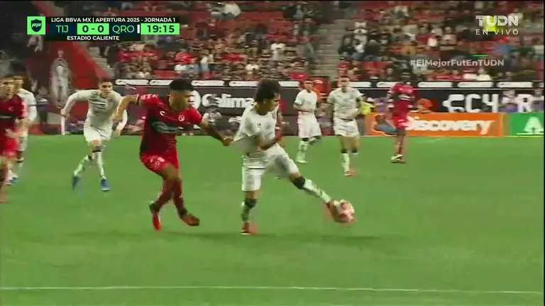 ¿Le perdonan la roja? Iván Tona jalonea de forma grosera | TUDN Liga MX ...