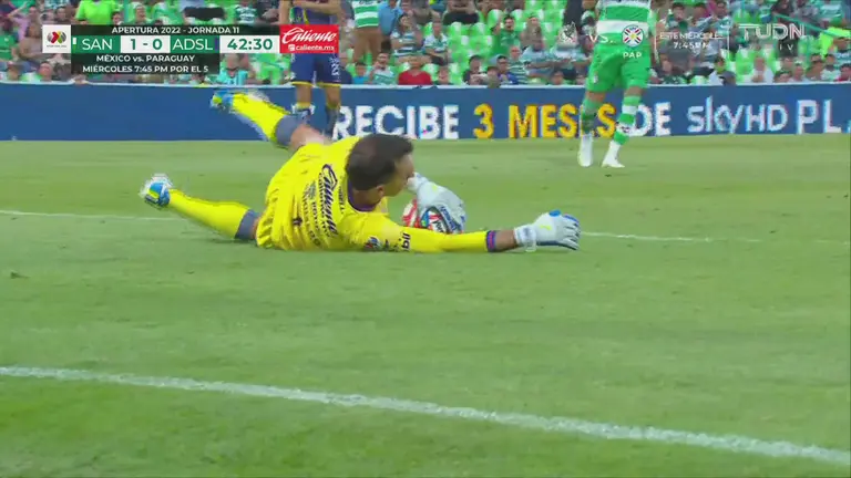 ¡Le sale un calcetinazo! Preciado le pega mal y se le escapa el gol ...