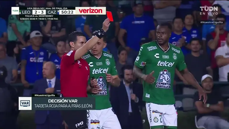 ¡León se queda con 10! Adonis Frías se va a las regaderas | TUDN Liga ...