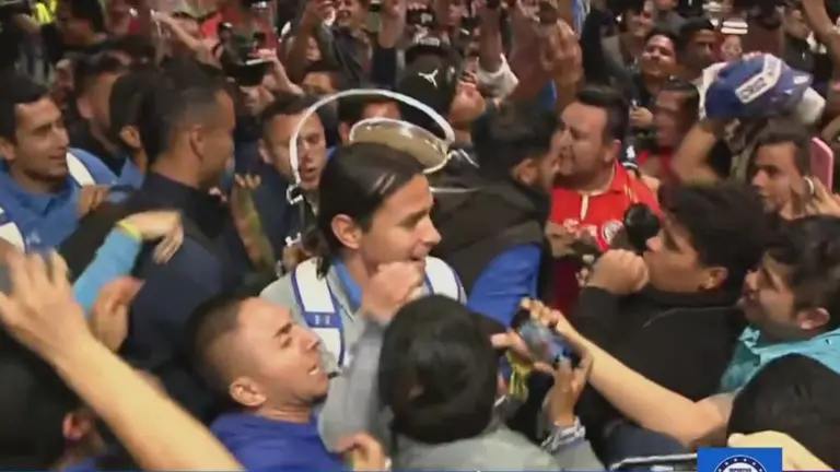 ¡Locura total! Miles de fans de Cruz Azul reciben al Campeón de Copa MX ...