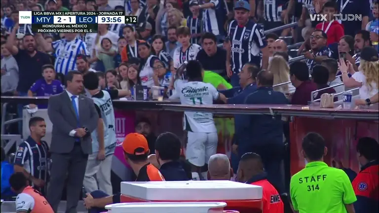 ¡Mendoza hace berrinche! Va y se encara con la afición Rayada | TUDN ...