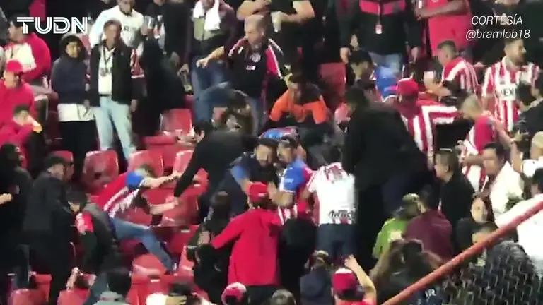 Otra vez la violencia: aficionados de Xolos y Chivas arman trifulca ...