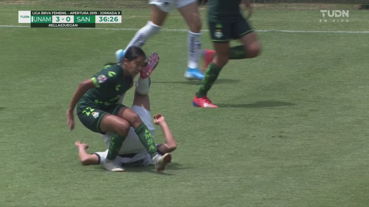 Patada karateca de Daniela Sánchez y Pumas se queda con 10 | TUDN Liga ...