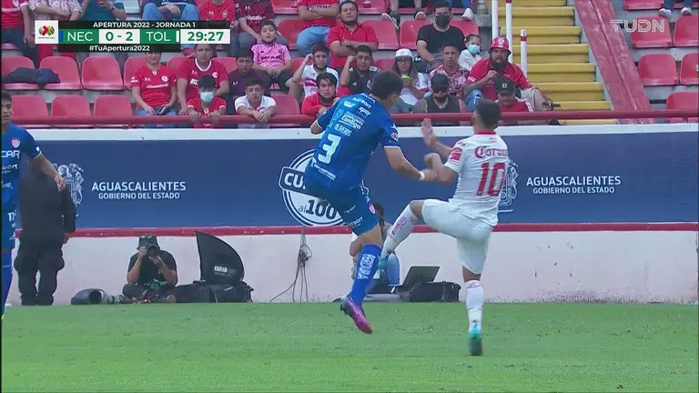 ¡Polémica! Leo Fernández le deja la pierna arriba a Oliveros | TUDN Liga MX | TUDN