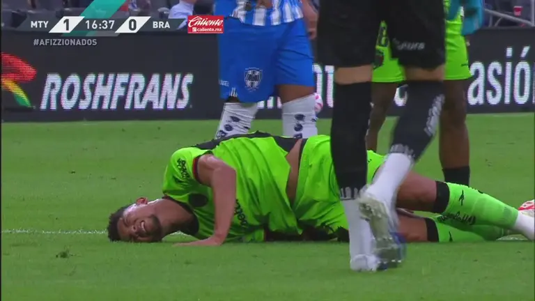 ¡Qué dolor! Valoyes se lastima al pisar mal en la carrera por el balón ...