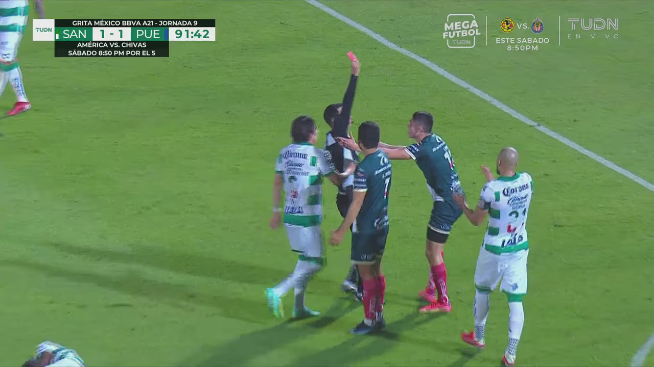 ¡Roja y a las regaderas! Israel Reyes hace volar con patada a Torres ...