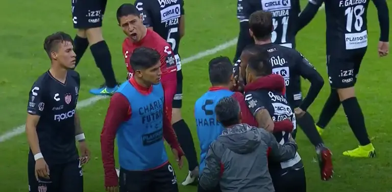 ¡Se armó la trifulca! Futbolistas de Necaxa se van a gritos y reclamos ...