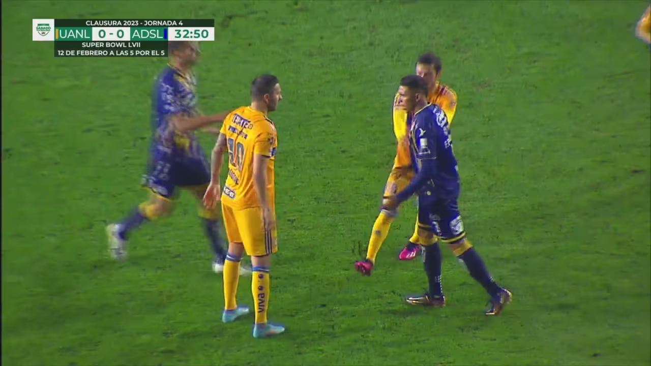 ¡Se prenden! Gignac y Piñuelas se empujan y ven la amarilla | TUDN Liga ...
