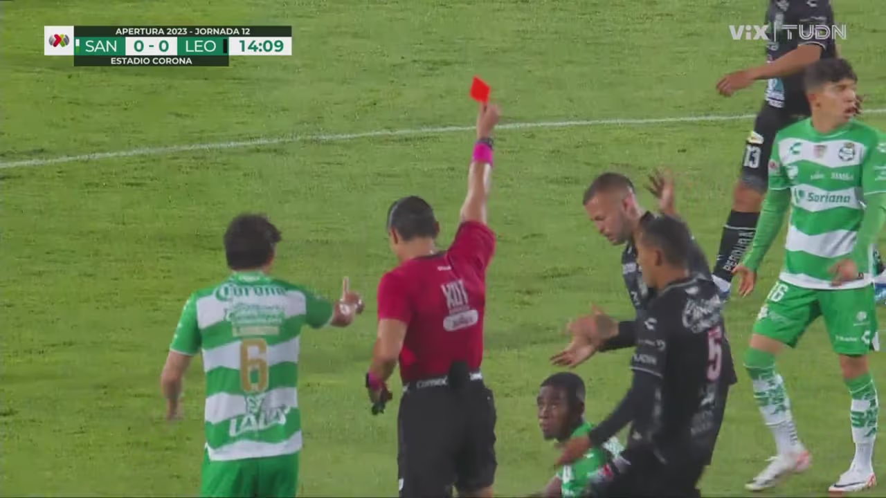 ¡Se viste de colorado! Torres se lleva el tarjetón rojo por falta ...