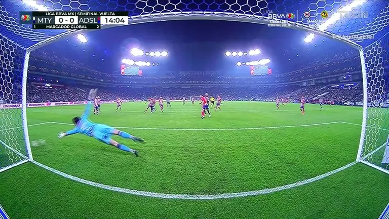 Sergio Canales falla sus intentos al arco en el Primer Tiempo | TUDN Liga MX | TUDN