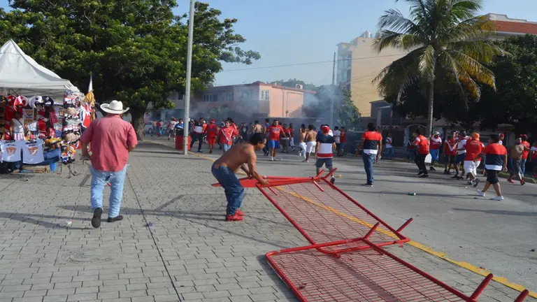 ¡Trifulca en Veracruz! Seguidores de Pumas y Tiburones Rojos se ...
