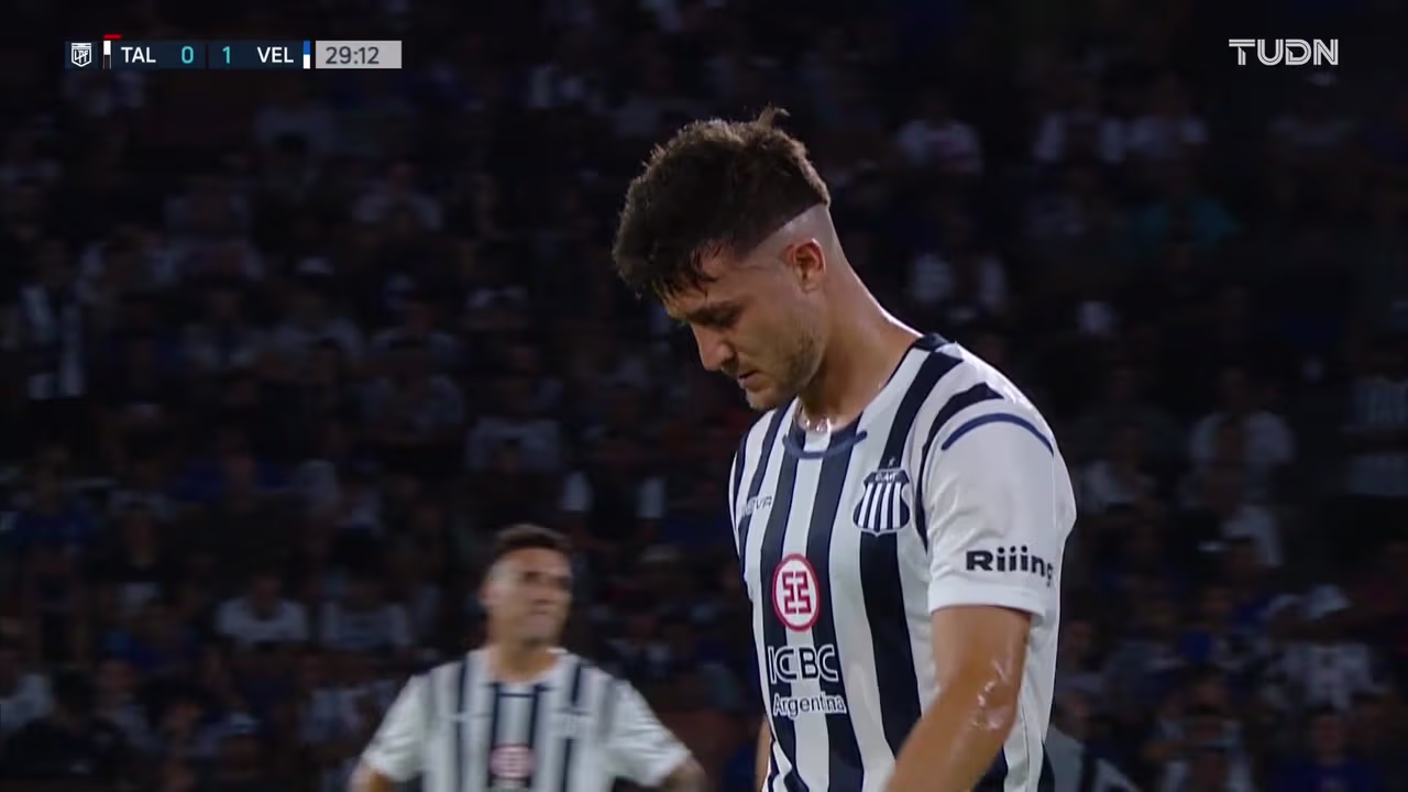 ¡Mala suerte! Pizzini marca en propia meta y da ventaja a Vélez | TUDN ...