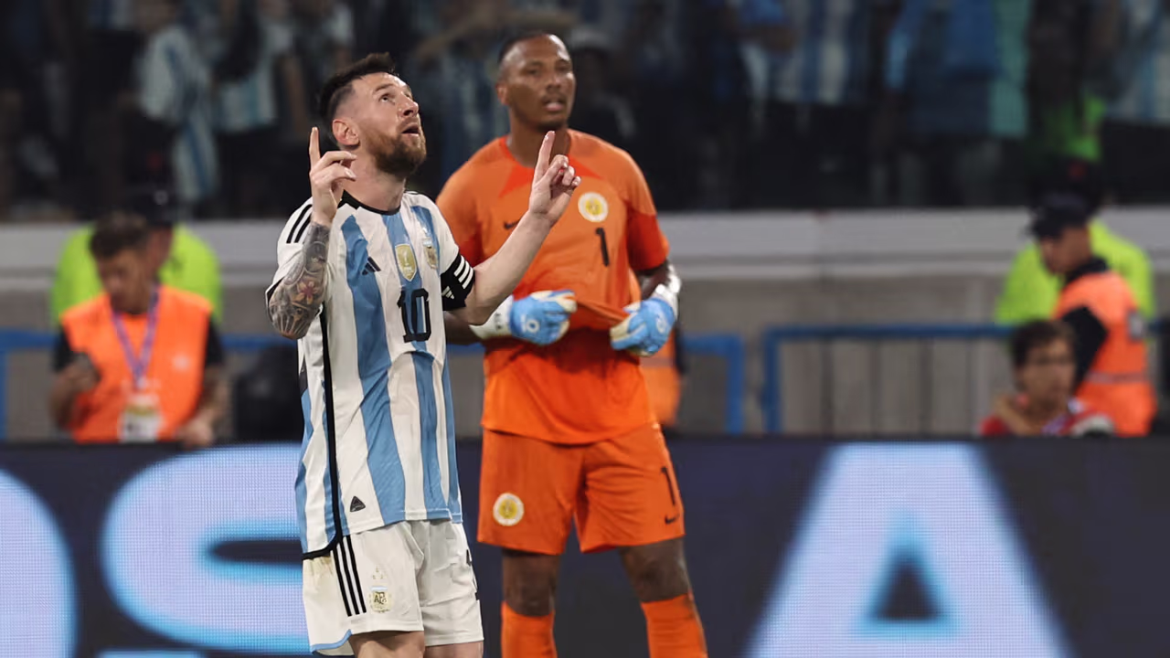 Messi cumple sueño de Eloy Room de Curazao al darle su camiseta después ...