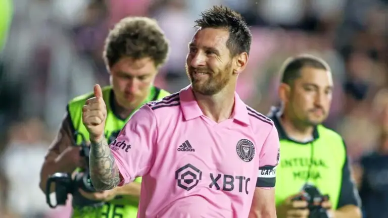 Messi y su genial gesto con un pequeño fan del Real Madrid | TUDN Fútbol | TUDN