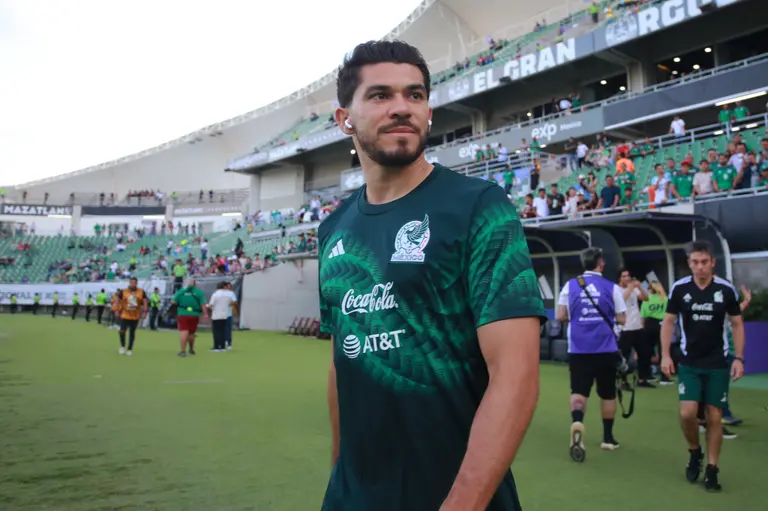 Henry Martín gana la carrera a Santiago Giménez y será titular en el ...