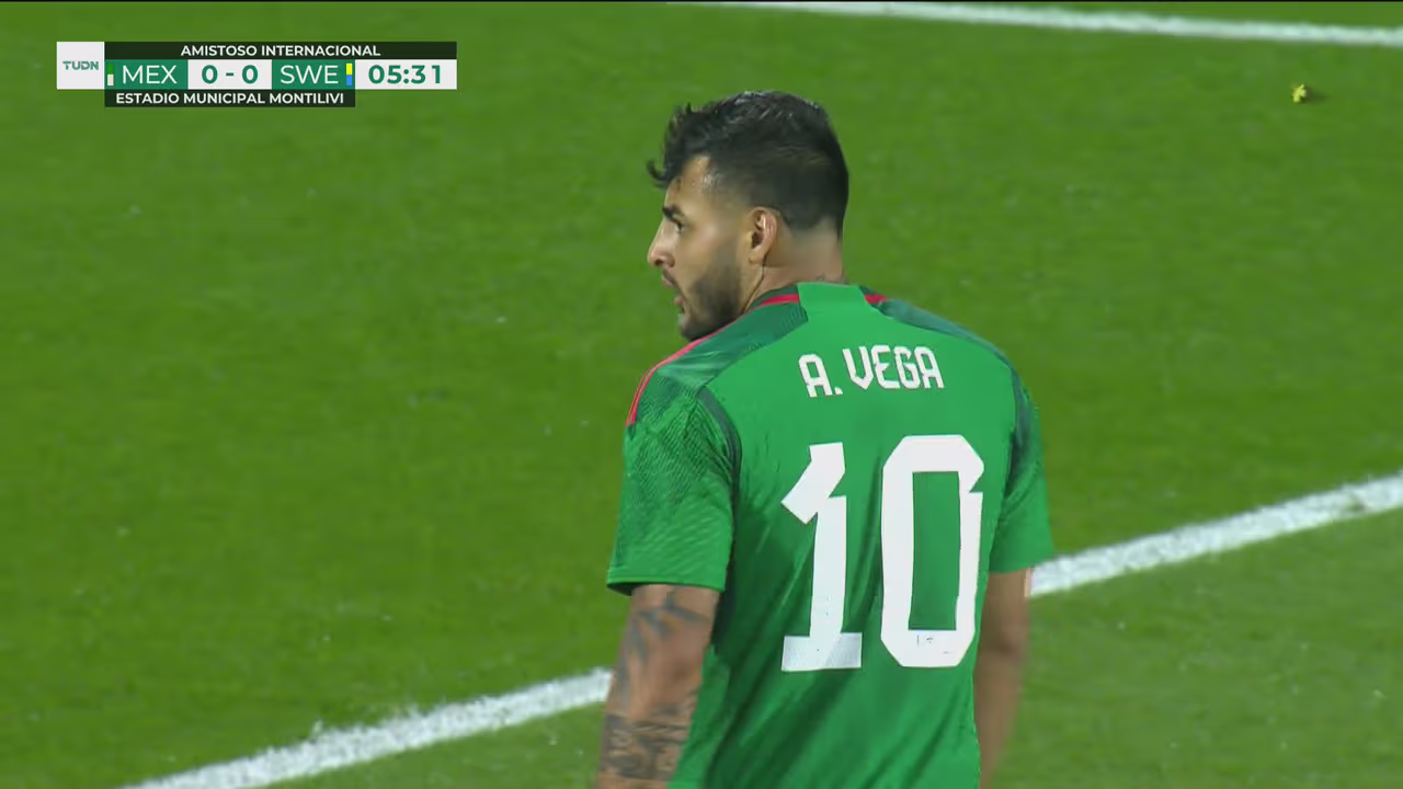 ¡Primer aviso! Alexis le pega de larga distancia y ataja el portero ...