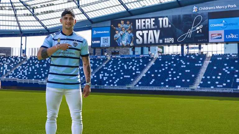 Alan Pulido firma nuevo contrato con Sporting KC, donde seguirá 2026 ...