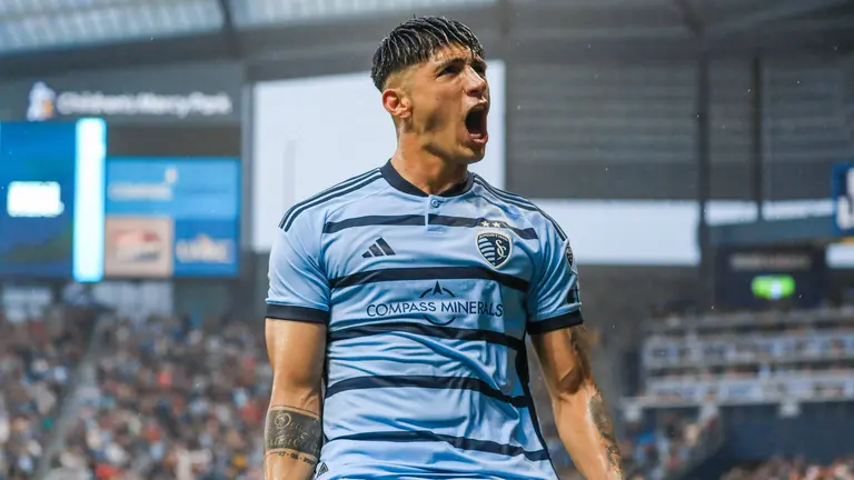 Alan Pulido renueva con Sporting KC por agradecimiento tras su lesión ...