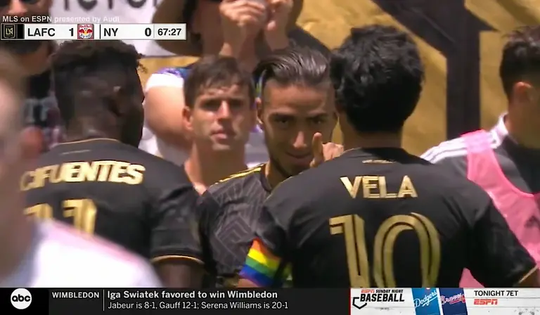 Carlos Vela pone un perfecto pase filtrado y ‘Chicho’ Arango la manda a guardar | TUDN MLS | TUDN