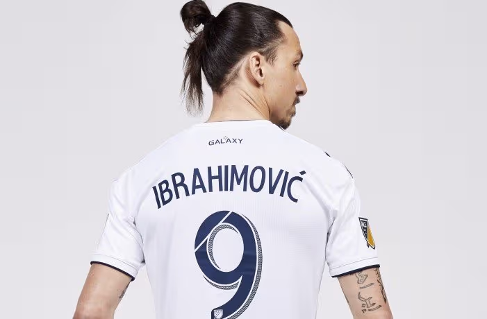 Con el 9 en la espalda: ya está a la venta la camiseta de Zlatan ...