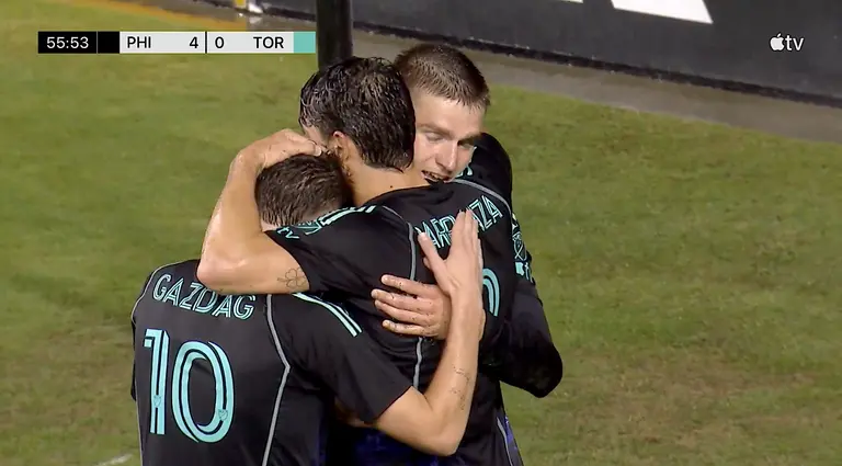 ¡Espectacular y glorioso! Mikael Uhre hace gala de su talento, marca su ...