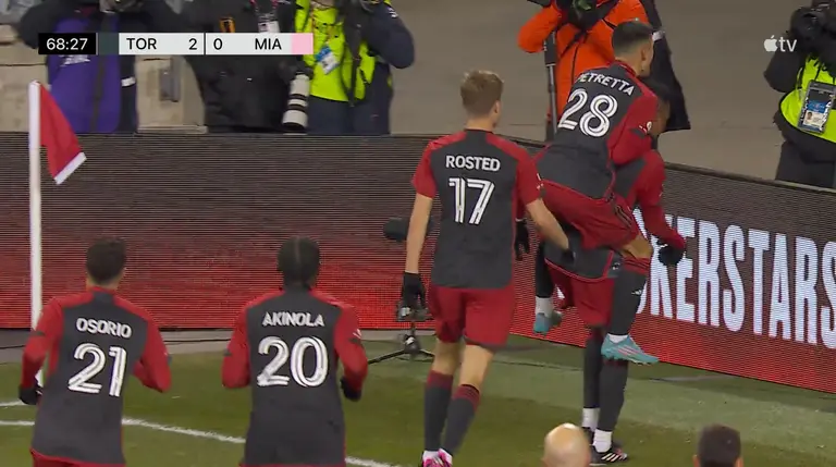 Federico Bernardeschi la pone en el área y Mark-Anthony Kaye sella el ...