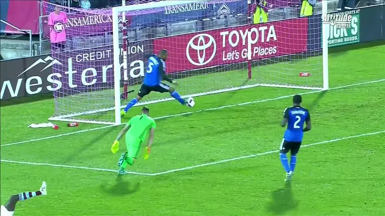 ¿Gol o no gol? Víctor Bernárdez saca del balón de la línea de manera ...