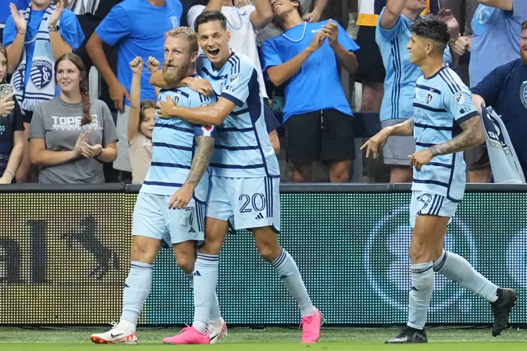 ¡Golazo etiqueta Johnny Russell! Joya escoces impulsa goleada SKC ...